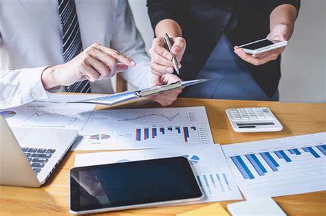 전문 경영진 비즈니스 팀 브레인스토밍 으로 투자 프로젝트 작업 계획 및 파트너와의 대화 및 협력 상담의 비즈니스 전략 수립