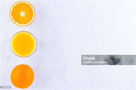 주스 개념 오렌지 과일 오렌지 주스와 흰색 바탕에 오렌지의 반쪽 주스를 만들기 위한 감귤 류 전체 및 압착 오렌지와 주스의 유리 0명에 대한 스톡 사진 및 기타 이미지
