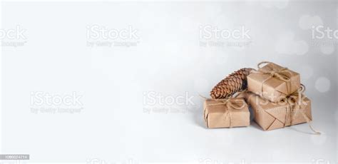 빛 배경에 전나무 콘 크리스마스 선물입니다 최소한의 새 해 휴일 구성입니다 텍스트에 대 한 공간을 복사 12월에 대한 스톡 사진 및 기타 이미지 Istock