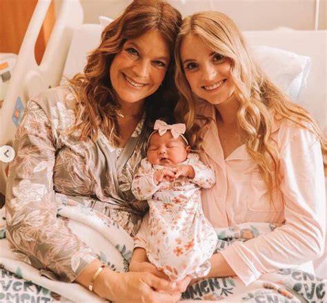 Con gái không thể sinh con mẹ tuổi suy đi tính lại rồi dè dặt đề nghị con rể một việc