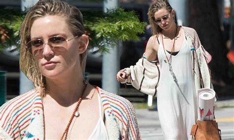 Kate Hudson Goes Make Up Free To Yoga Session Daily Mail Online