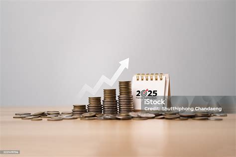 2025년 재무 비즈니스 목표 달력과 2025년 투자 계획 저축 비즈니스 성장 경제 전략 및 재정적 성공을 나타내는 상향 화살표 그래프가 있는 누적 코인 2025년에 대한