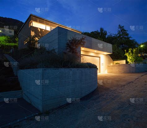 别墅 夜晚 天空 留白 新的 水平画幅 无人 草坪 户外 灯