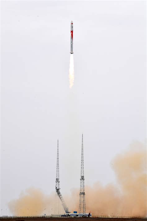 中国新型液氧甲烷火箭朱雀二号发射成功