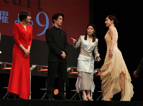 登壇した田中みな実（右）は宮澤エマに立ち位置が違うと指摘され正しい立ち位置に向かう（左から石原さとみ、亀梨和也）（撮影・沢田 明徳