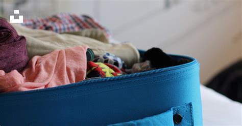 옷으로 가득 찬 수하물 가방의 선택적 초점 사진 사진 Unsplash의 무료 호텔 푸르 Hôtel Pur 이미지