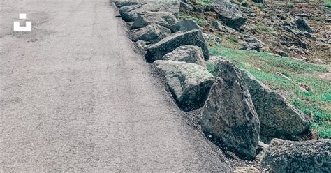 낮에는 푸른 하늘과 흰 구름 아래 푸른 잔디밭 근처의 회색 콘크리트 도로 사진 Unsplash의 무료 땅 이미지