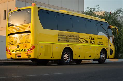 아부다비 아랍에미리트 두바이 에미레이트 항공 걸프 중동의 노란색 스쿨 버스 의식 표지판과 기호는 학교 버스에서 아랍어로 작성되었습니다 0명에 대한 스톡 사진 및 기타 이미지