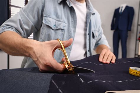 작업장의 테이블에서 분필로 바느질 패턴을 따라 직물을 재단사 근접 촬영 가위에 대한 스톡 사진 및 기타 이미지 가위 공예 남자 Istock