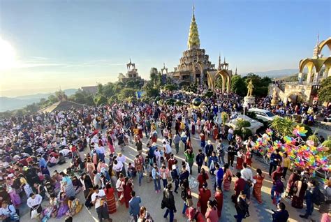 พลังศรัทธาเต็มวัดพระธาตุผาซ่อนแก้ว นักท่องเที่ยวทั้งชาวไทยและชาวเมียนมา แห่สักการะส่งท้ายปี
