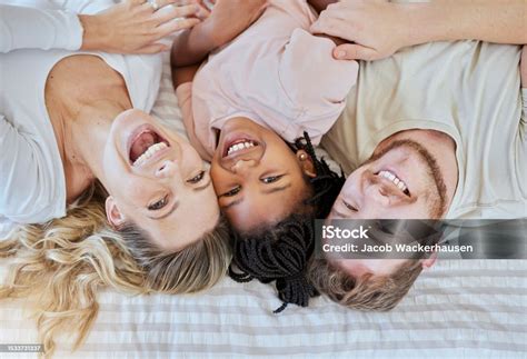 가족 자녀 입양 어머니 아버지 딸이 함께 집 침대에 누워 있습니다 초상화 사랑 그리고 남자 여자 여자가 위에서 집 침실에서 유대감을 형성하고 있는 아이들 3 명에 대한 스톡