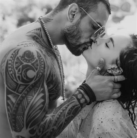 Mujer Desnuda Y Joven Beso Sensual Pasión Y Tacto Sensual Concepto De Momento Sensual E