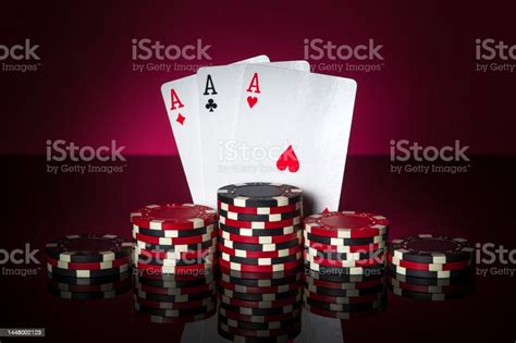 세 가지 종류 또는 세트 조합의 포커 게임 테이블에 칩과 카드 성공하고 3 개의 에이스 우승 0명에 대한 스톡 사진 및 기타 이미지 Istock