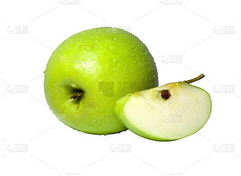青苹果与露水孤立在白色。食物健康