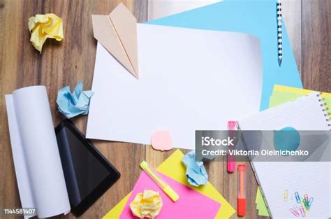 브레인스토밍 중에 지저분한 바닥의 평면도 새로운 사업을 만들기의 개념 스타 업 디자인을 위한 빈 스케치 0명에 대한 스톡 사진 및 기타 이미지 Istock