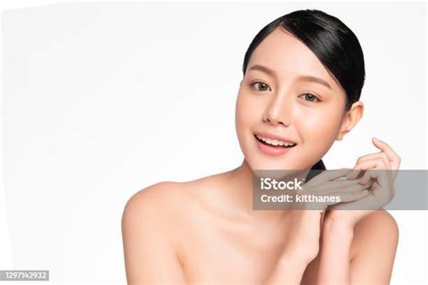 흰색 배경에 깨끗한 신선한 피부를 가진 아름다운 젊은 아시아 여성 얼굴 관리 얼굴 치료 화장품 아름다움과 스파 아시아 여성