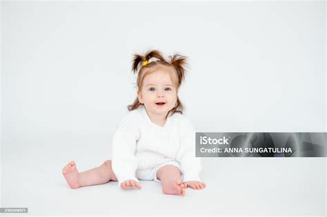 하얗고 고립된 배경에 있는 여자 아기 웃고 있는 흰색 니트 스웨터를 입은 작은 아이 텍스트를 위한 장소 6 11 개월에 대한 스톡 사진 및 기타 이미지 Istock