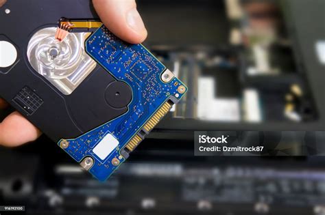 컴퓨터의 손에 노트북에서 하드 드라이브 복구 분해 노트북 배경 전문 컴퓨터 수리입니다 노트북의 기술 서비스입니다 컴퓨터의 부분입니다 하드 디스크입니다 기술자에 대한 스톡
