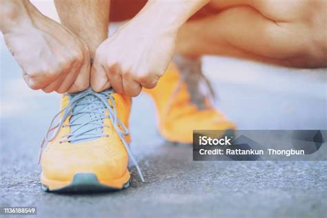 맨발 러닝 화를 닫습니다 남성 운동선수 묶는 끈 신발끈도로 콘크리트 바닥에 조깅 러너 넥타이 훈련에 대 한 준비 스포츠 라이프 스타일 달리기에 대한 스톡 사진 및 기타