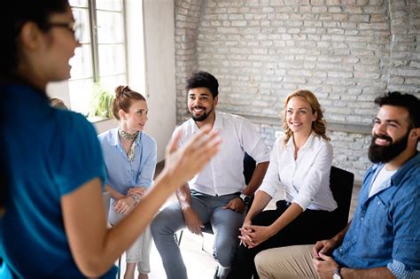 스타트업 다양성 팀워크 비즈니스 브레인스토밍 회의 컨셉 경영자에 대한 스톡 사진 및 기타 이미지 경영자 계획 기업 문화 Istock