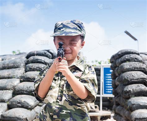 小男孩穿得像个士兵