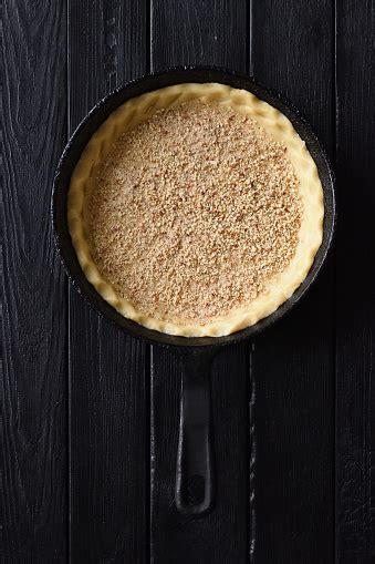 쇼트크러스트 페이스트리 검은 배경 상단보기 복사 공간에 주철 팬에 오픈 파이 다진 아몬드와 원시 크러스트 파삭한 생지에 대한 스톡 사진 및 기타 이미지 Istock