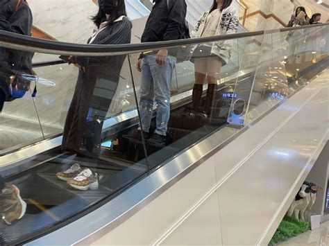 十年前都市白领标配的高跟鞋，正在被年轻人抛弃女性运动鞋场合