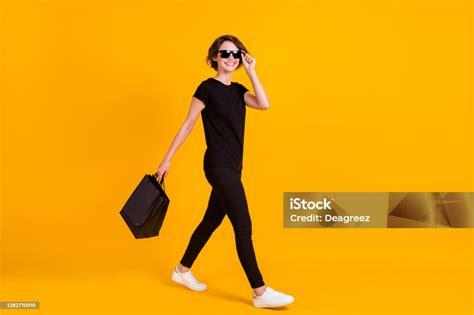 풀 길이 의 몸 사이즈 프로필 측면 보기 의 좋은 트렌디 한 쾌활 한 여자 산책 가방 고립 된 밝은 노란색 색상 배경 T 셔츠에 대한 스톡 사진 및 기타 이미지 Istock