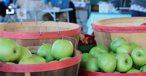 많은 녹색 사과로 가득 찬 두 바구니 사진 Unsplash의 무료 음식 이미지