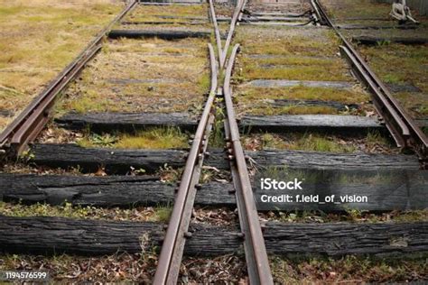 녹슨 오래 된 잘 사용 된 낡은 철도 트랙에 큰 목재 침목에 오래 된 증기 기차역 시골 빅토리아 호주 0명에 대한 스톡 사진 및 기타 이미지 Istock