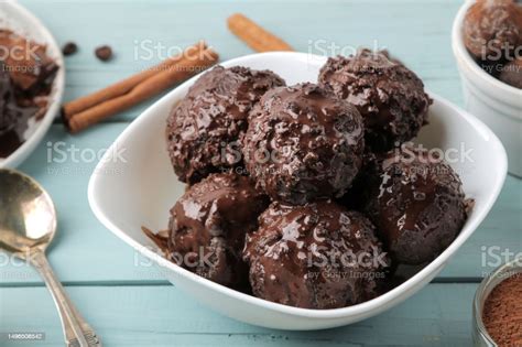 액체 초콜릿과 계피 스틱이 있는 초콜릿 아이스크림은 밝은 콘크리트 배경에 있습니다 갈색에 대한 스톡 사진 및 기타 이미지 갈색 거품 내기 계피 Istock