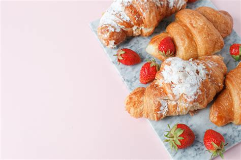 딸기와 다양한 토핑을 곁들인 신선한 수제 크루아상 맨 위 보기 프랑스 빵집 개념입니다 건강한 식생활에 대한 스톡 사진 및 기타 이미지 건강한 식생활 고기 과일