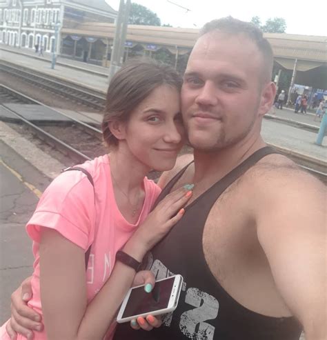 В 19 лет Дима весил 150 кг Сутками сидел за компом а бабушка носила ему еду Он хотел