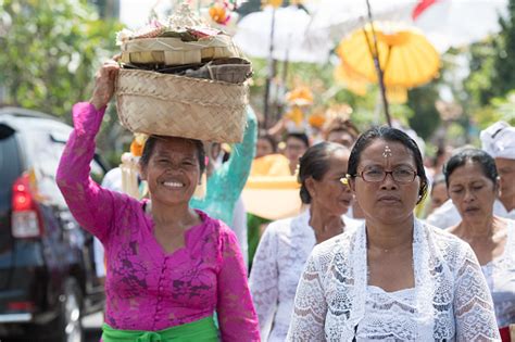 8 월 17 일 2016발리 인도네시아 발리 스님과 보름달 축 하에 대 한 사원에서 숭배 물에 대한 스톡 사진 및 기타 이미지 Istock