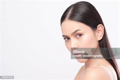 하얀 배경에 매끄러운 건강한 피부를 가진 젊은 아름다운 여성의 초상화 스킨 케어 개념 건강관리와 의술에 대한 스톡 사진 및 기타 이미지 건강관리와 의술 건강한 생활방식