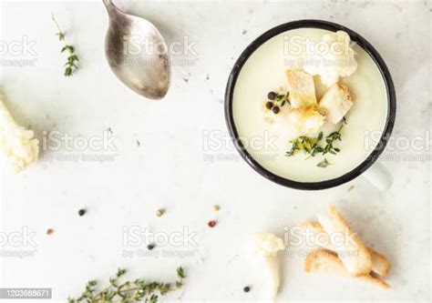 신선한 콜리플라워 백리향 빵으로 장식한 콜리플라워 크림 수프를 곁들인 컵 가을 이나 겨울 편안한 음식입니다 건강한 저녁 식사 수프에 대한 스톡 사진 및 기타 이미지 Istock