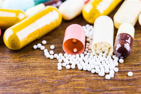 의학 약 또는 나무 배경에 캡슐입니다 치료 약물에 대 한 약물 처방입니다 제약의 약 건강에 대 한 치료 약국 테마 캡슐 알 약 패키지에 의학 항생제와 개념에 대한 스톡 사진