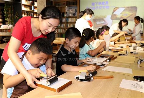 江苏宿迁：体验“活字印刷” 人民图片网