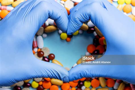다양한 알약 배경 위에 심장 제스처 기호 심장 개념 위 보기 약국에 대한 스톡 사진 및 기타 이미지 약국 하트 모양 30 34세 Istock