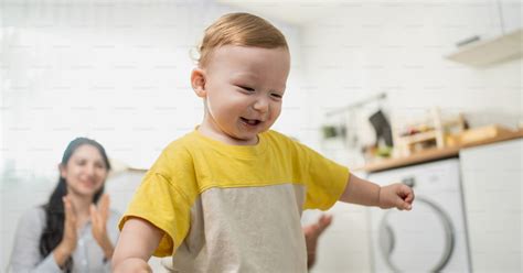 백인 남자 아이 아이는 집에서 부모의 지원과 함께 걷는 법을 배웁니다 행복한 가족 어머니와 아버지는 어린 유아 아들이 집에서 거실에서 기술을 개발하기 위해 바닥에서 첫
