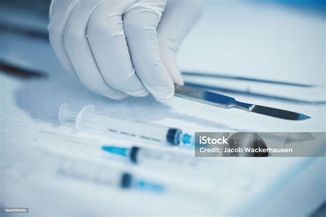 의료 수술을 위한 손 의사 및 의료 도구 메스 및 바늘 주사기의 근접 촬영 의학 건강 보험 및 수술 깨끗한 기구를 갖춘 병원의 외과 의사 의료장비에 대한 스톡 사진 및 기타