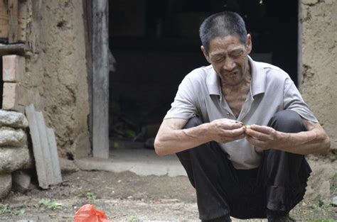 六旬六旬老人大山谷图库