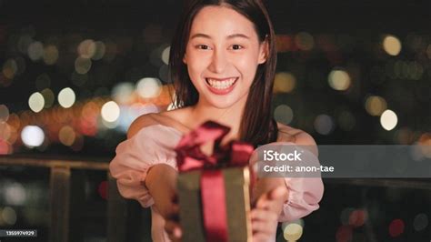 스파클러를 가진 젊은 아시아 여성이 춤을 추고 새해를 축하합니다 불꽃 놀이 슬로우 모션 벵골 조명 Cityclose Up 스파클러 초상화의 옥상에서 즐거운 시간을 보내고