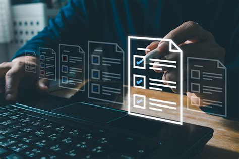 문서 관리 및 전자 체크리스트 개념 사업가들은 가상 화면에서 펜 체크리스트를 사용합니다 문서 관리 시스템 프로세스 자동화로 종이 없는 작업을 효율적으로 문서화합니다