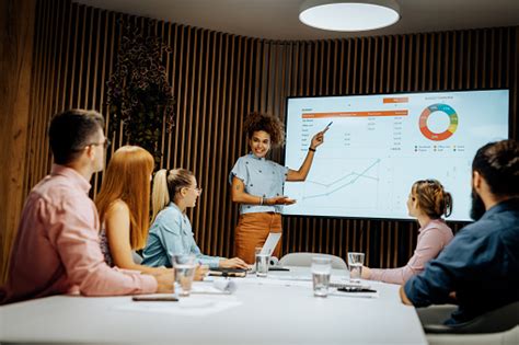 비즈니스 미팅 중 프리젠테이션 재무 수치를 보여주는 비즈니스 담당자 20 29세에 대한 스톡 사진 및 기타 이미지 20 29