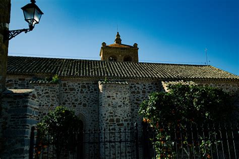 อาคารของโบสถ์โรมาเนสก์ที่มีประตูและอาคารขนาดใหญ่พร้อมซุ้มประตูรองรับหอคอยขนาดใหญ่ด้าน ภาพสต็อก