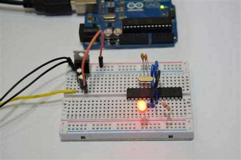 Cómo construir un Arduino Uno en un protoboard Paso Subir código askix