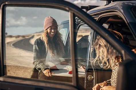 두 명의 서퍼가 차에서 서핑 보드를 가져 와서 파도를 타기 위해 해변으로 향합니다 2명에 대한 스톡 사진 및 기타 이미지 2명 개념 남자 Istock