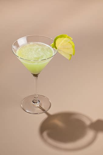 물에 레몬 조각 스플래시 격리 녹색 라임 천연 레몬 과일의 절반으로 잘라 0명에 대한 스톡 사진 및 기타 이미지 0명 개념