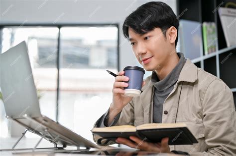 Programador O Desarrollador Web Masculino Asiático Inteligente Tomando